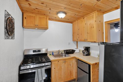 Rouge Cobb Mountain Hotel - Cabin 3 - Clearlake, CA