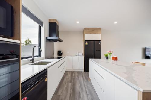Group And Family Friendly - 3 Bedroom Townhouse With Garage - Christchurch