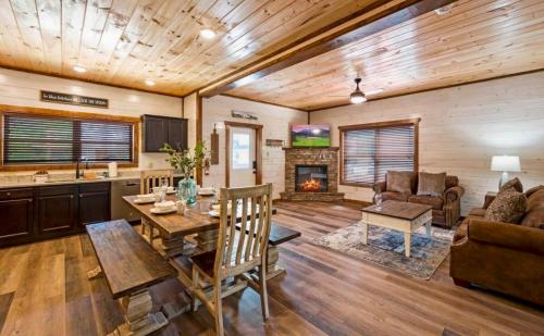 Modern Pigeon Forge Getaway, Minutes To Dollywood, Hot Tub& Game Room - Tennessee