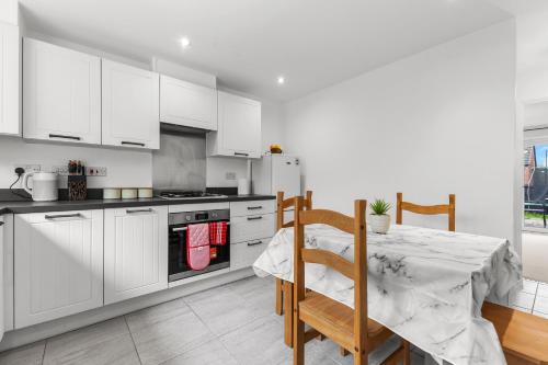 3 Bedroom House With 5 Beds And Parking 18lw - Manchester