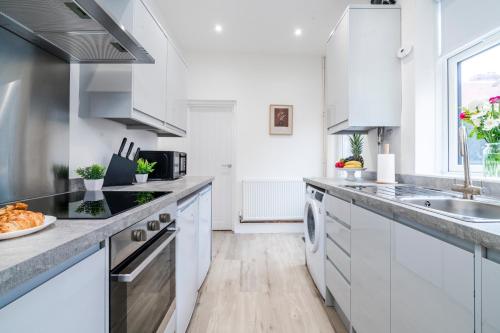 Contractor Accommodation - Parking - Fast Wifi - Sleeps 9 - Flexible Stay - Newcastle-under-Lyme