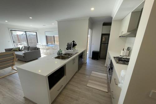Charming Modern Family Home In Wyndham Vale - Little River, Australia