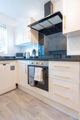 Cheerful 4-bedroom House With Multiple Car Parking - Salford