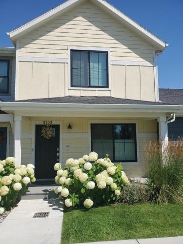 Modern Quiet 2 Br 2 Attached Baths Entire Home - Billings, MT