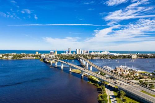 Pineapple Shores Retro Inn - Daytona Beach Shores, FL