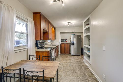 2 Mi To Zoo, Fenced Yard: Family Home In Wichita! - Wichita, KS