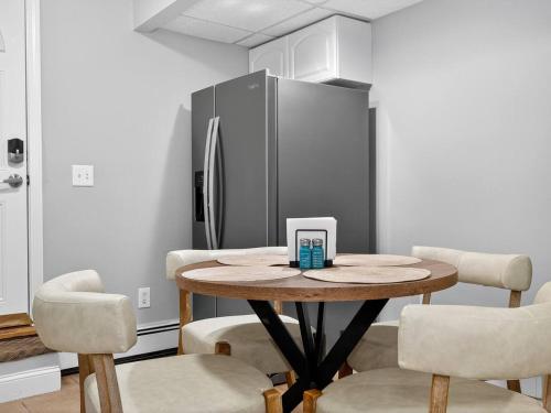 Allston 2br | Sleeps 8 + Full Kitchen - Cambridge, MA