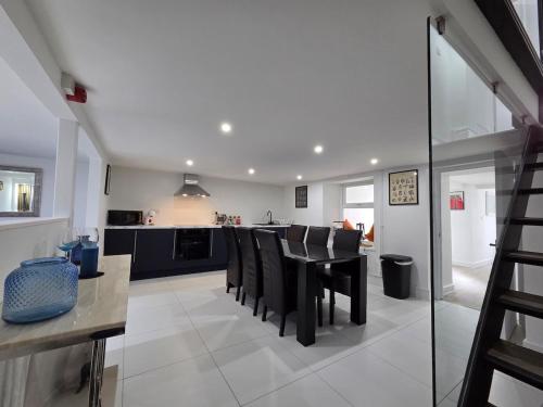Stylish 6-bedroom House, Town Centre, Sleeps 14, With Garden - Merthyr Tydfil