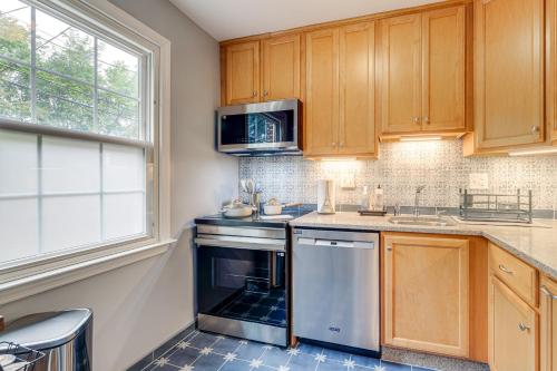 1 Mi To Old Town Alexandria: Townhome W/ Patio - Alexandria, VA