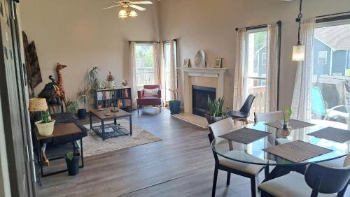 Classic Bedroom 2 - Queen Bed, Desk, Tv, Closet - Stone Mountain, GA