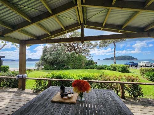 Absolute Beachfront Bach - Hahei
