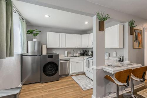 Escape To Bliss Relax In Cozy Style Spacious Suite With Two King Beds - Parkville, MO