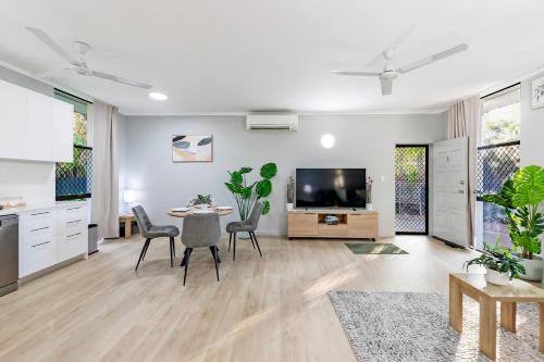 Sandalwood Oasis - Tropical Serenity Near Waterfront - Darwin
