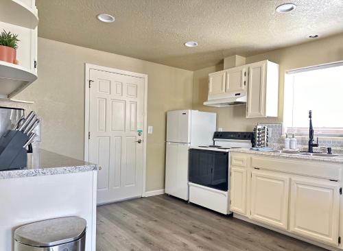 Near Downtown- Kitchen-washerdryer-parking - Medford, OR