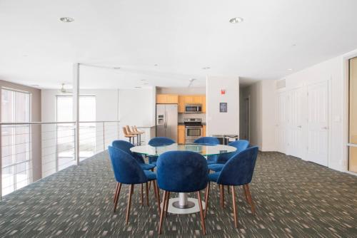 Spacious Third Ward Apt Near Summerfest With Balcony - Sleeps 4 - Milwaukee, WI