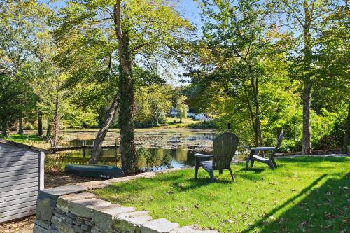 Modern Waterfront Retreat With Hot Tub & Pond Views - Hopeville Pond State Park, Griswold
