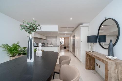 Elegant 3-bed Knightsbridge House With Terrace - London