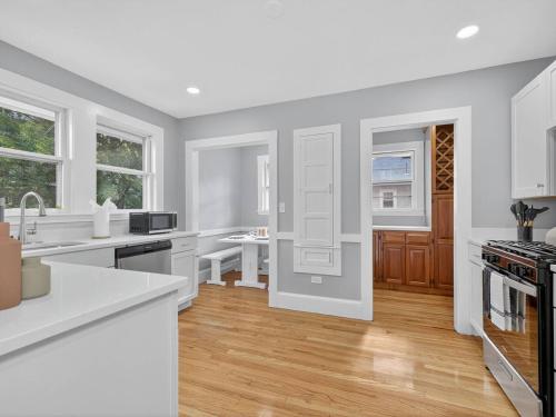 Vintage 5br Apt In Boston With Free Parking - Waltham, MA
