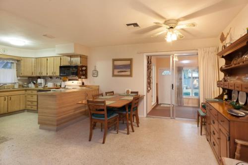 Sun, Sand & Savings - Bonita Cozy Cottage Escape - Bonita Springs, FL