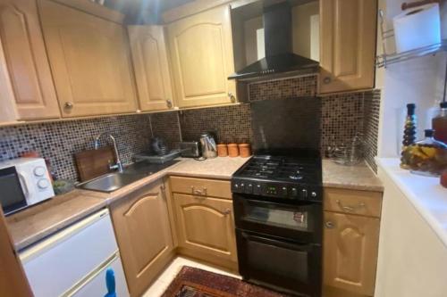 Apartment - Sleeps 4 - Parking - Balcony - Garden - High Wycombe