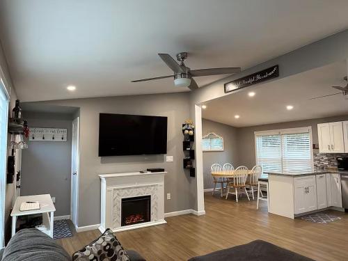 Stylish 3 Br Entire Home Neartown & Beach With Pool Table & King Bed - Fire Island, NY