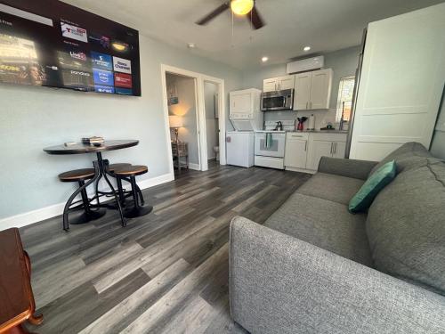 Iguana Updated Home By Large Imperial River 1 Mi To Beach - Bonita Springs, FL