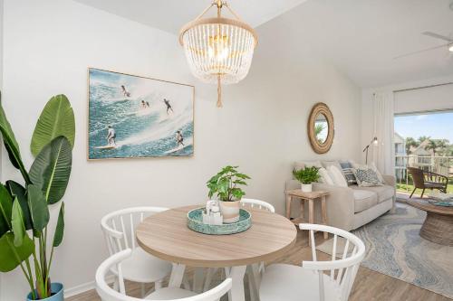 Luxury Beachside Condo - Half Mile From Beach - Melbourne