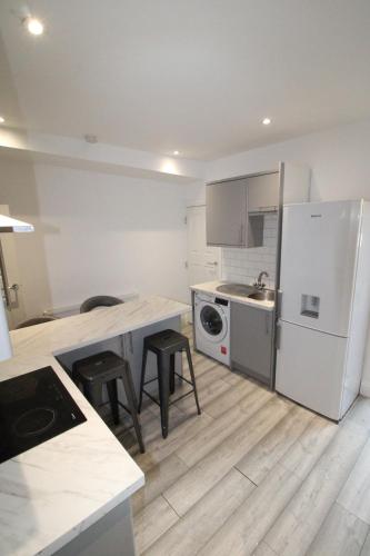 4 Bed 2 Bath House In Medway - Chatham