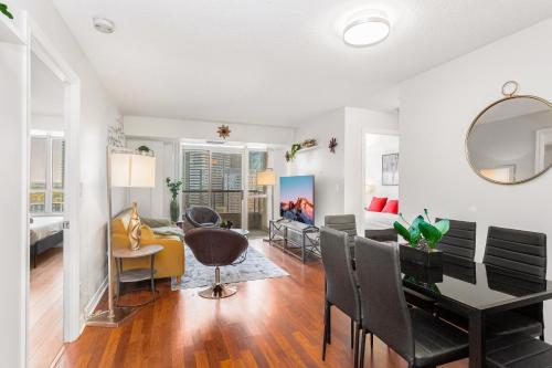 Luxe 3br 2 Bath Condo Steps From Square One Mall - Toronto