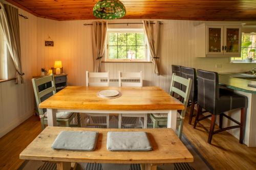 Large Newly Refurbished Lakeside Chalet With Optional Private Hot Tub - County Meath