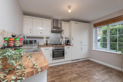 Stylish 5-bed Townhouse In Wakefield - ウェークフィールド