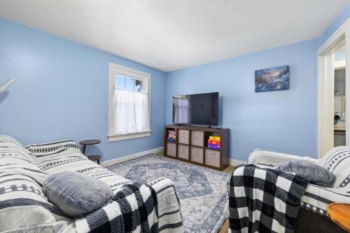 Historic 1 Bdr Across From Lakeside Park - Fort Wayne, IN