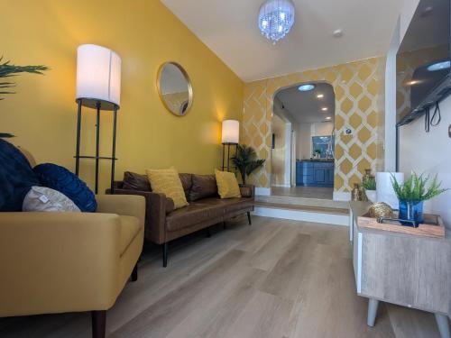 Home And Cottage In Mosswood - Berkeley, CA