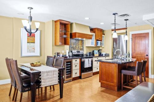 Exciting Rockies 1br Escape With Hot Tub, Pool And Bbq - アルバータ