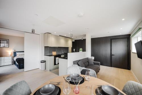 2 Bed Modern Flat, Castlefield, Citycentre, Parking, Self-checkin, Sleeps 4, Balcony, Wifi, City Vie - Manchester