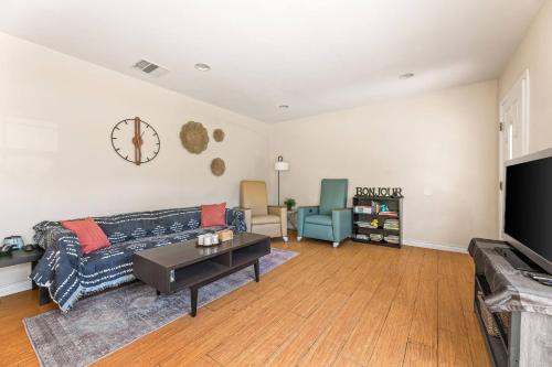 SF Valley Comfort | Front duplex home> Lake Balboa - Reseda