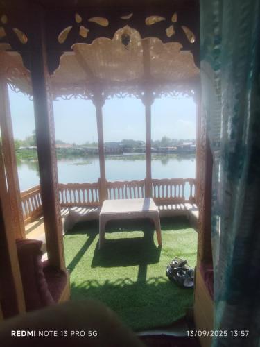 Young Lake Palace Group Of Houseboats - Srinagar