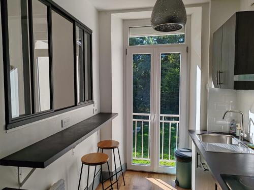 Le Grand Montjoux-proche Des Commerces, Parkings & Local Velos - Besancon