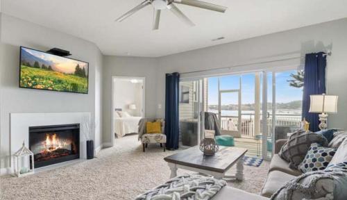 3bd 3ba Gated Condo Lakefront Lake Ozark, Mo Isla Del Sol 4 M From Dam - Gravois Mills, MO