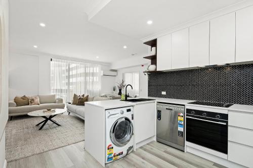 Modern Escape Warm & Welcoming 2br Home - South Perth