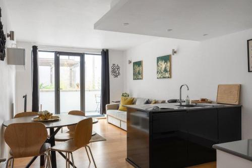 A Modern Two Bedroom Flat With Private Parking - London, UK