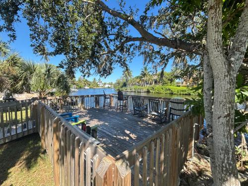 Dolphin Updated Cottage On River - 1 Mile To Beach Kitchen Washer Dryer - Bonita Springs, FL