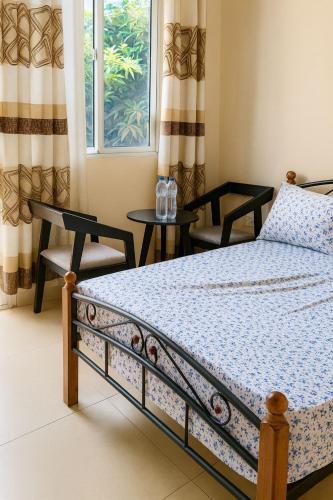 Cozy Guest Room In Kinshasa With Balcony And Partial Air-conditioning - Kinshasa