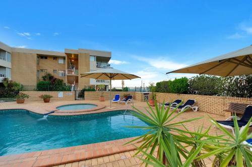 Beachfront Freshly Renovated 2 Br Walk To Surf & Dining - Mooloolaba