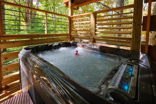 Emerald Forest! Romance, Luxury And Nature Mins To Pf And Gb - Gatlinburg, TN