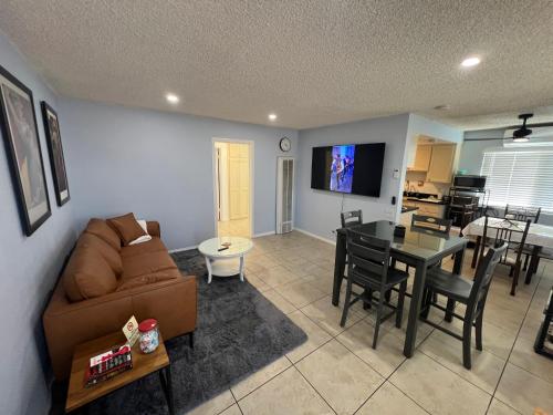 9621 San Juan - South Gate Ca - Quick Drive To Hollywood & Beaches - South Gate, CA