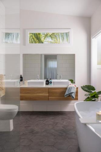 The Local Studio - Luxury Over 2 Levels - Byron Bay