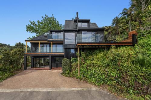 Treetop Hideaway - Ohope Holiday Home - Ōhope