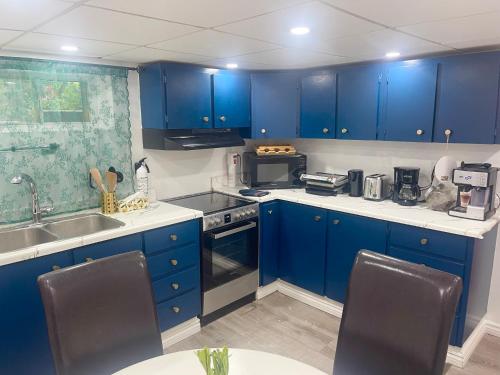 Spacious Basement Lower Suite 3br Unit ,1 King 2 Queen Beds 2 Car Parkings - Ajax