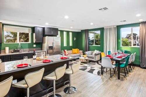 Spacious Luxury Villas In The Heart Of La! Free Parking And Jacuzzi - Los Angeles Airport (LAX)